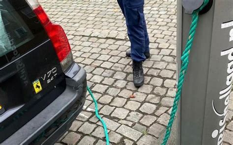 Humor Volvo Driver Pretends His V Is An Ev With Charging Rope