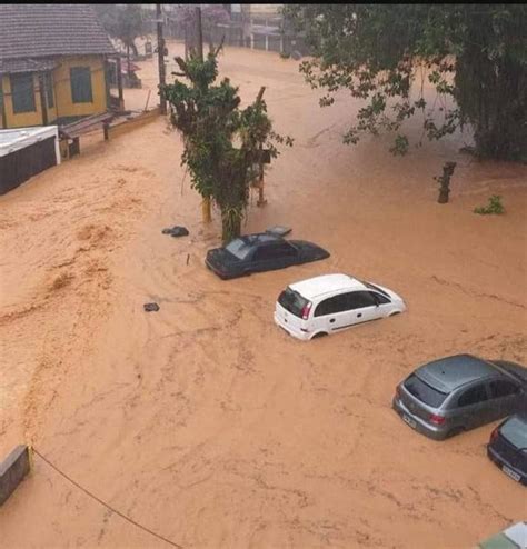 Vídeo Chuva provoca alagamentos em Petrópolis A Tribuna RJ