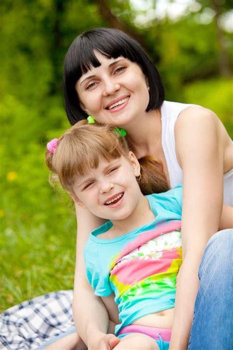 Descendant De Embrassement De Maman Photo Stock Image Du Beau Parent
