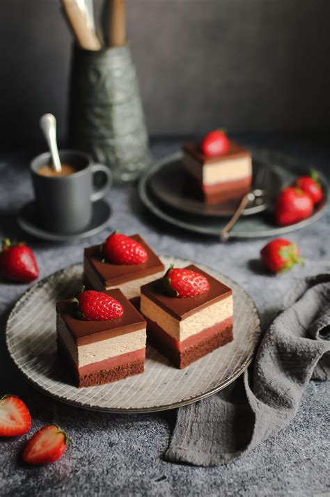Čokoladne kocke sa krem sirom i jagodama Mystic Cakes