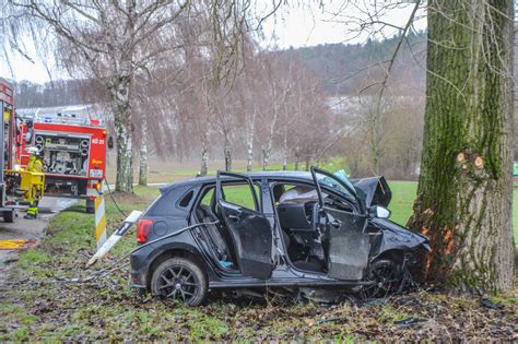 Auto kracht in Kürnbach gegen Baum Für 19 jährigen Fahrer kommt jede