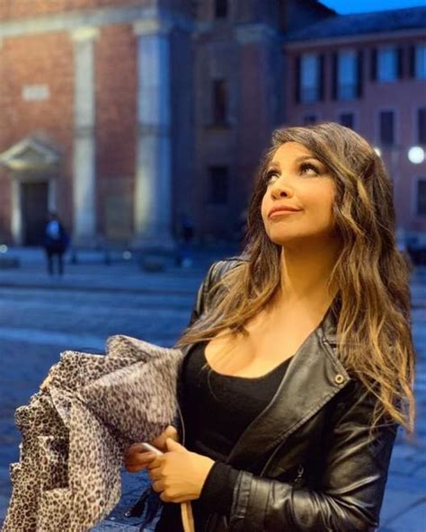 Cristina D Avena Al Mare Mostra Un Fisico Perfetto E I Fan La Riempieno