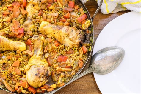 Detalle de una paella típica española con arroz con pollo y azafrán o