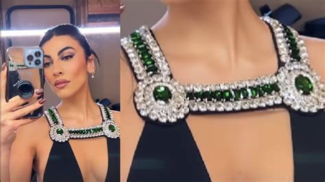 Giulia Salemi Al GF Vip 7 Abito Con Scollatura Gioiello E Maxi Spacco