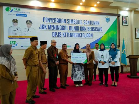 2 Ahli Waris Pekerja Di Pandeglang Terima Santunan Kematian Dari BPJS