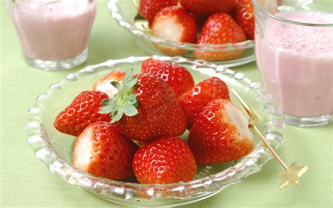 Papel de parede Comida fruta Morangos vidro Placa café da manhã