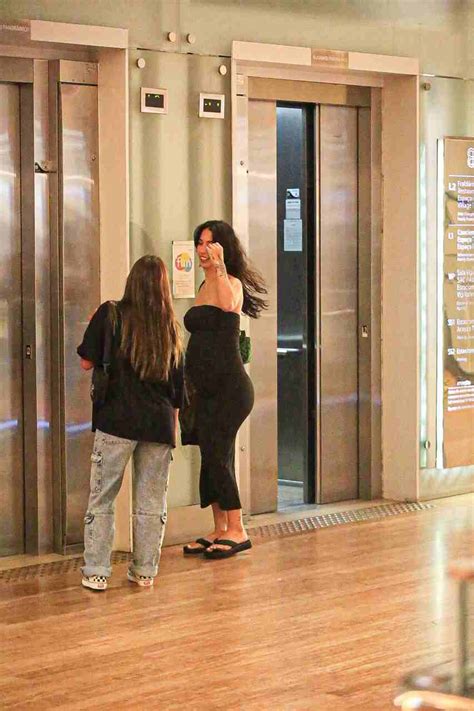 Grávida Gabi Brandt exibe barrigão durante passeio em shopping do Rio