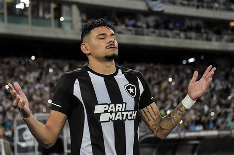 Exame aponta lesão ligamentar e Tiquinho Soares desfalca o Botafogo por