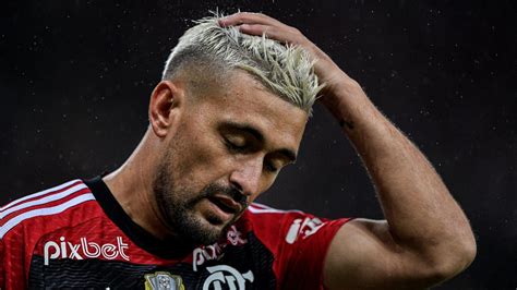 Flamengo confirma lesões de Arrascaeta e Luiz Araújo
