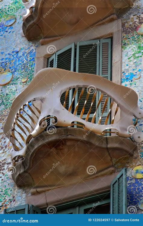 Detalhe Da Fachada De Batllo Da Casa De Antoni Gaudi Em Barcelona
