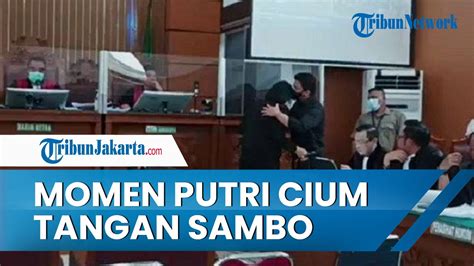 Kompak Pakai Kemeja Hitam Putri Hampiri Sambo Cium Tangan Dan