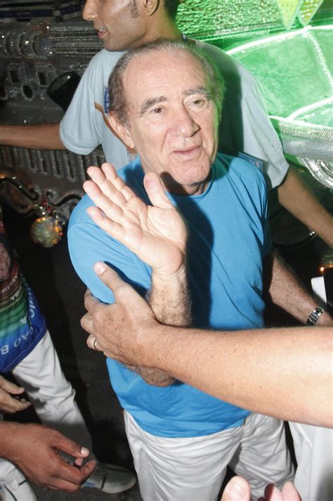 Após festa de debutante de filha Renato Aragão é internado no Rio de