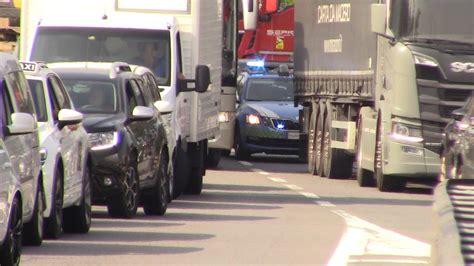 POLIZIA STRADALE BLOCCATA NEL TRAFFICO IN SIRENA POLIZIA STRADALE IN