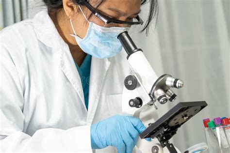 Bioquímico Ou Microbiologista Asiático Que Trabalha Em Pesquisa