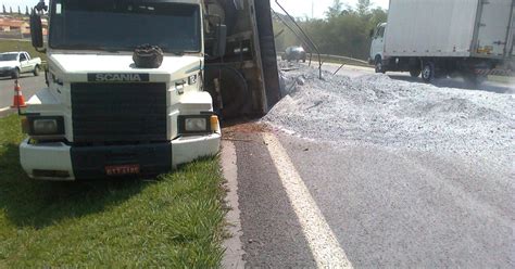 G Pneu Estoura E Caminh O Tomba Em Rodovia De Itapetininga Sp