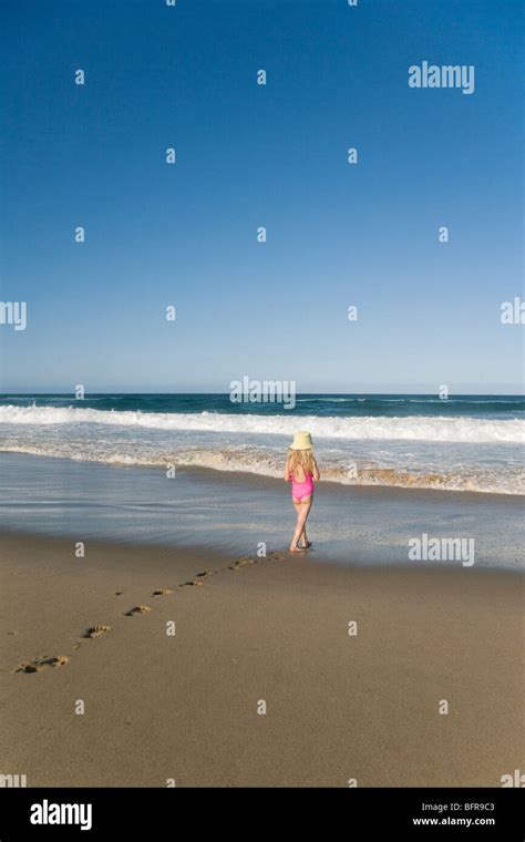 Junge Mädchen Am Strand Stockfotografie Alamy