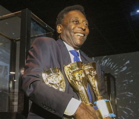 Aberto ao público velório de Pelé tem início nesta segunda na Vila