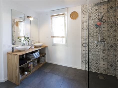 Carreaux de ciment dans la douche chez Anaïs à Rezé en 2020 Idée