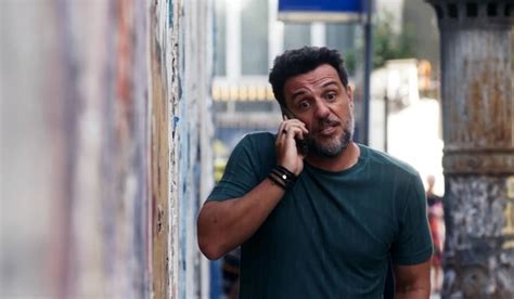 Helô desconfia que Guida e Moretti formaram uma nova parceria em Travessia