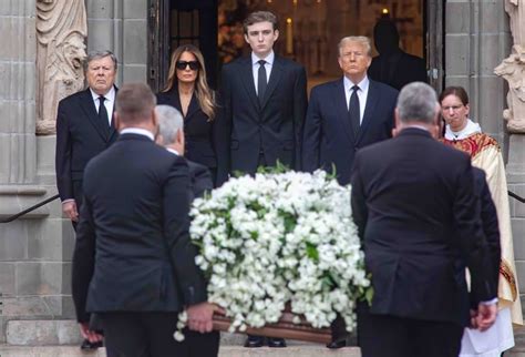 Melania Trump Sohn Barron Steht Ihr Bei Beerdigung Ihrer Mutter Bei