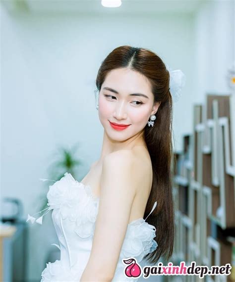 32 Ảnh Ca Sĩ Hòa Minzy Sexy Mặc Bikini Tạo Dáng Gợi Cảm