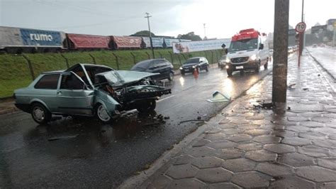 Carro bate em poste na Via Expressa veja o vídeo Portal Morada