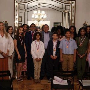 Se Hizo La Entrega De Las Medallas A Los Doce Galardonadas Y