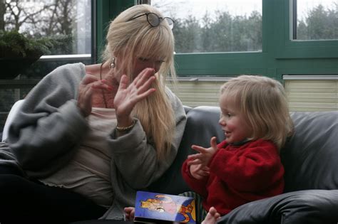 Lolas verrückte Welt El mundo loco de Lola Pavels erste Gebärde