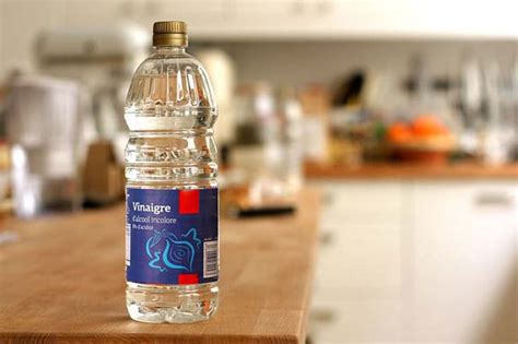 Pourquoi est il astucieux de verser du bicarbonate de soude sur le canapé