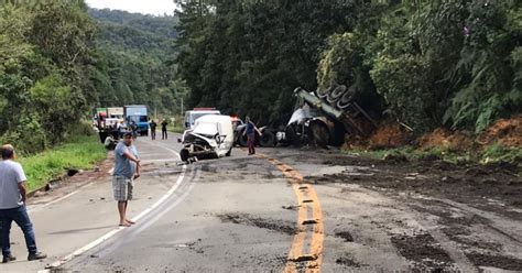 Acidente grave na Serra Dona Francisca causa interdição de pista da SC 418