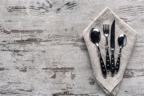 Cómo poner la mesa platos cubiertos y copas Blog de DIA