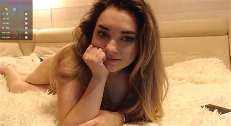 Schönes Mädchen mit perfekter Figur kommt vor der Kamera xHamster