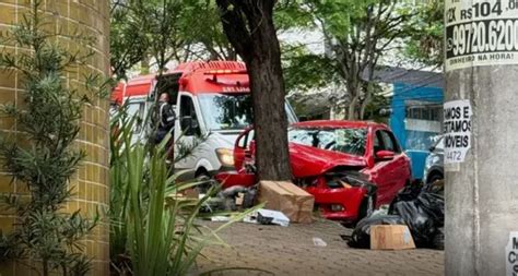 Carro bate em árvore e duas pessoas ficam gravemente feridas em Minas