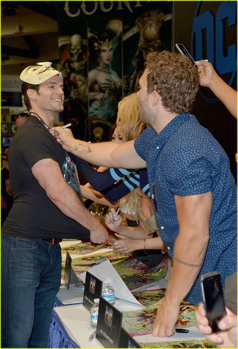 Henry Cavill Goes Shirtless At Comic Con 2016 Photo 3715348 Henry