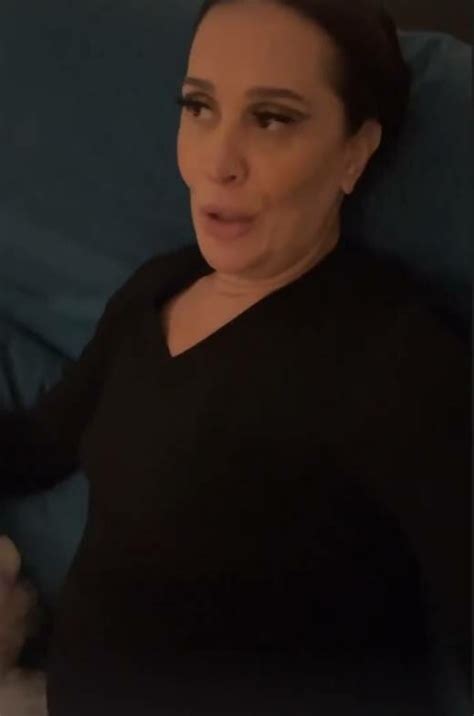 Grávida aos 55 Claudia Raia usa look apertado e deixa barriga à mostra