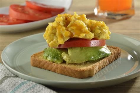 Pan Tostado Con Aguacate Jitomate Y Huevo Con Queso Cheddar Con Sal