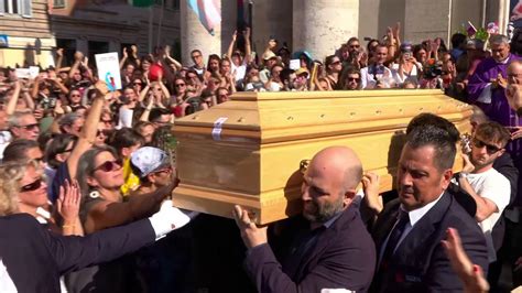 Funerali Michela Murgia La Bara Lascia La Chiesa Sulle Spalle Dei