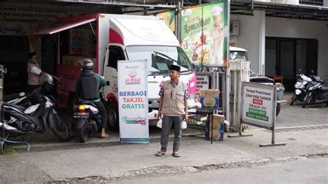 Laziswaf Pesantren Al Hilal Sukses Bagikan Takjil Ramadhan
