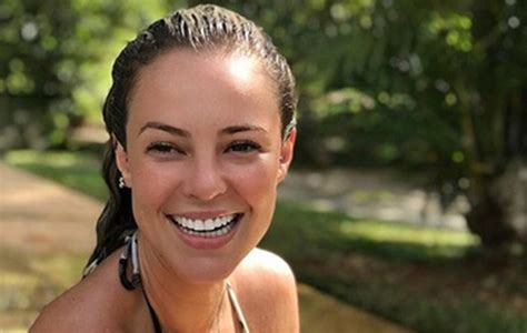 Paolla Oliveira Posa Bel Ssima E Exibe Pern Es Na Praia Ofuxico