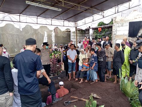 Polisi Korban Bom Di Mapolsek Astanaanyar Dimakamkan Isak Tangis