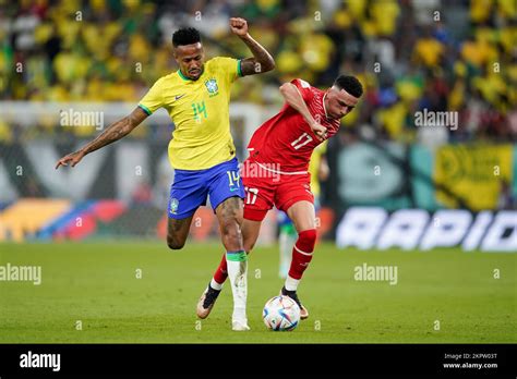 DOHA QATAR 28 DE NOVIEMBRE El jugador de Brasil Éder Militão lucha
