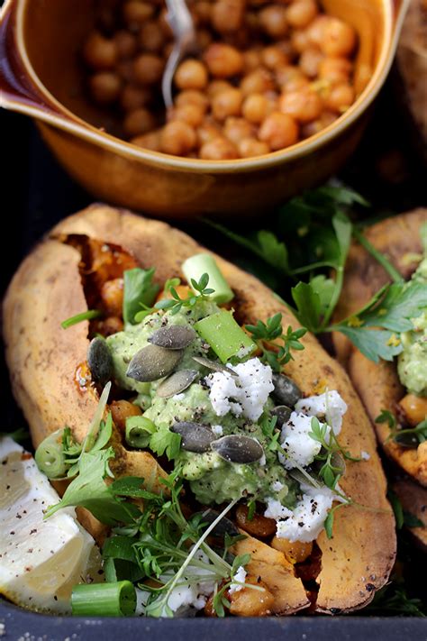 Gepofte Zoete Aardappel Uit De Oven Met Kikkererwten Feta Avocado