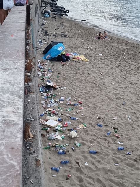 Bottiglie Carta Plastica La Spiaggia Di Giardini Naxos Invasa Dai