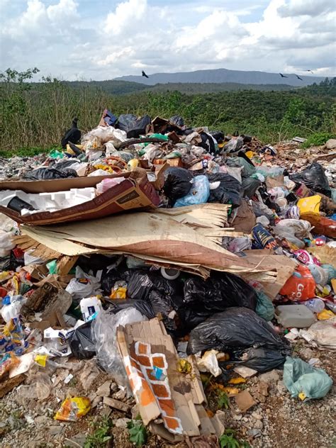 Moradores denunciam descarte irregular em antigo lixão Correio de Minas