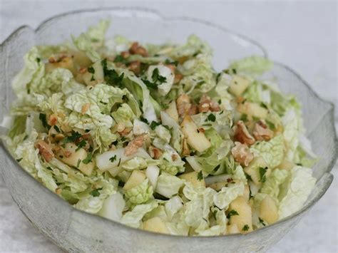 Herbstlicher Salat vom Chinakohl mit Äpfeln und Walnüssen von