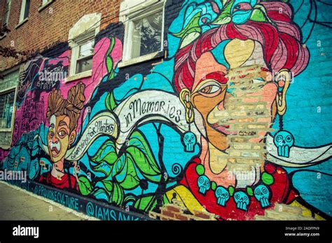 Mural Colorido Con Un Tema Latino En Pilsen Vecindario Que Se Conoce