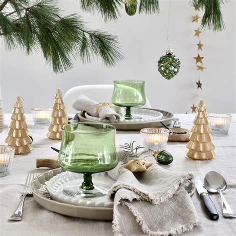 De Kersttafel Dekken Met Naturel Linnen En Groen Glas Tablejoy