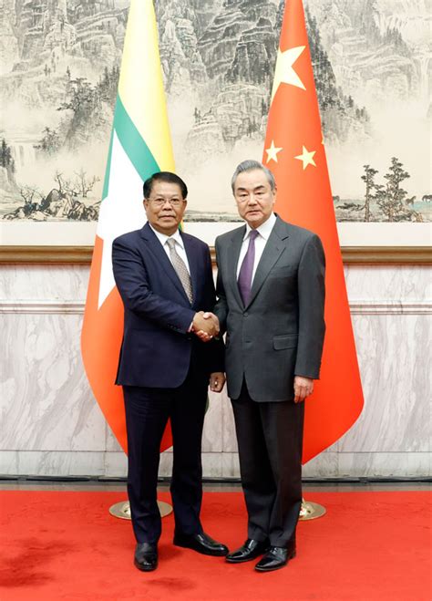 Chanceler chinês reúne se homólogo de Mianmar
