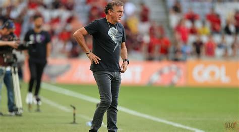 Athletico PR oficializa saída do técnico Cuca após desconforto