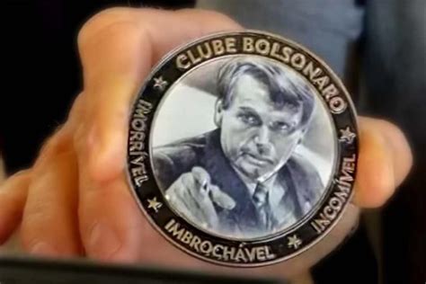 Bolsonaro Visita Neymar E Presenteia Jogador Medalha De